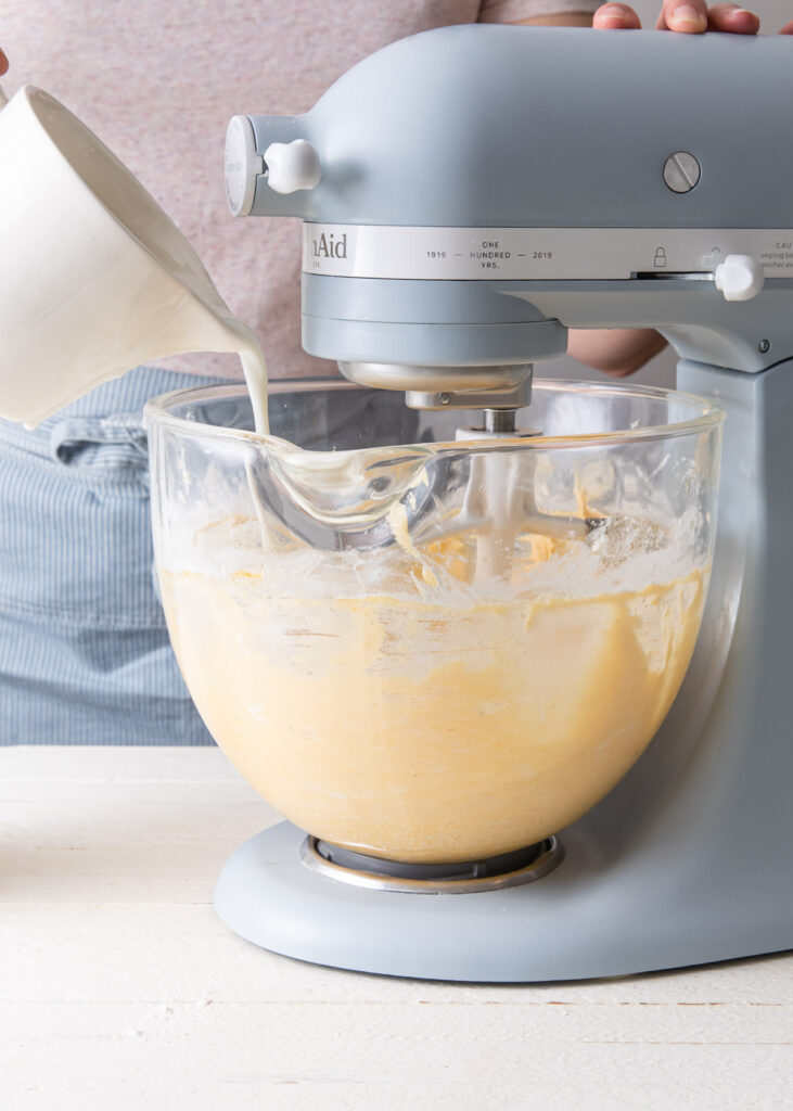 How to Use the Creaming Method for Fluffy Cakes - Style Sweet